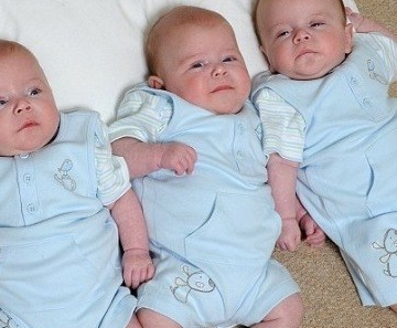 Trigêmeos idênticos na Inglaterra são um caso raro em 200 milhões