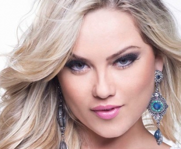 Ellen Rocche faz caras e bocas em fotos para catálogo de roupas