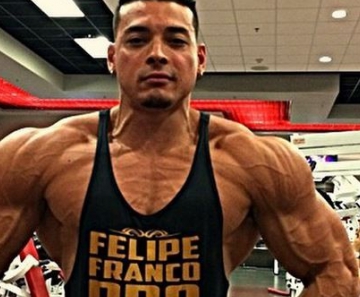 Felipe Franco faz selfie e dá dica para rapaz na academia: 'Sai do celular'