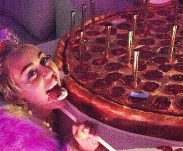 Miley Cyrus comemora aniversário com 'bolo pizza'