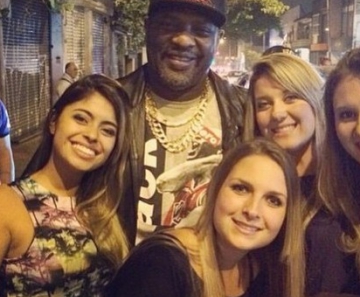 Cercado de mulheres, Mr. Catra filosofa sobre o 'livre amor' no carnaval