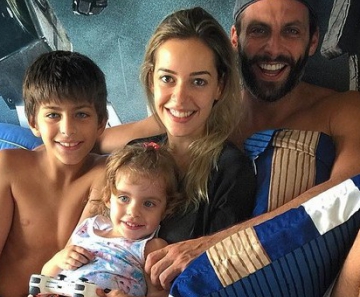 Henri Castelli curte momento família com os filhos e a namorada