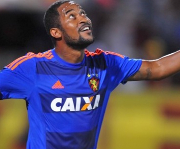 Nos braços da torcida, Edmilson comemora bom início no Sport