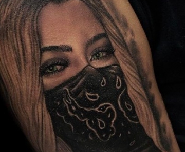 Rafaella Santos tatua o próprio rosto no braço