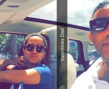 Anitta posa em carrão ao lado do pai e brinca: 'Valentine's Dad'