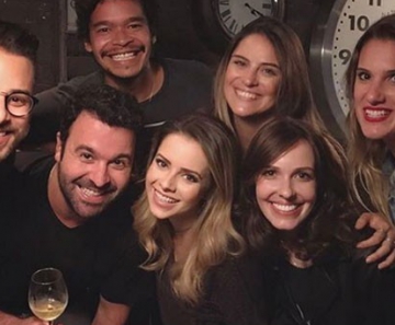 Sandy e Junior Lima reencontram atores do seriado da dupla