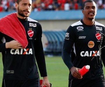 Técnico do Vila explica mudança no gol e diz que Elisson terá sequência