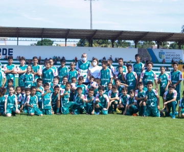 Prefeitura e LEC entregam uniformes para alunos das escolinhas de futebol