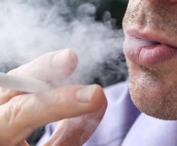 É verdade que ficar perto de fumante é pior do que fumar?