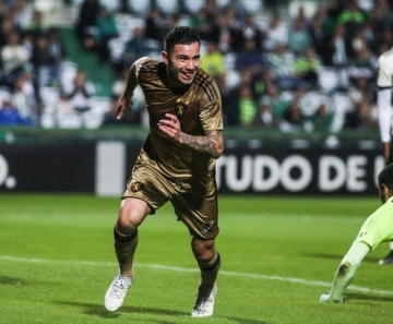 No Sport, Mena muda de posição, cresce e marca primeiro gol no Brasil