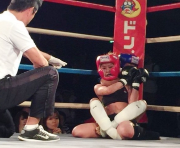 Japonesa de 12 anos finaliza rival com o dobro da sua idade em luta amadora