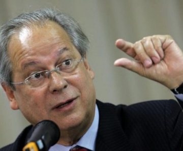 José Dirceu tem até 17h para se entregar à Polícia Federal